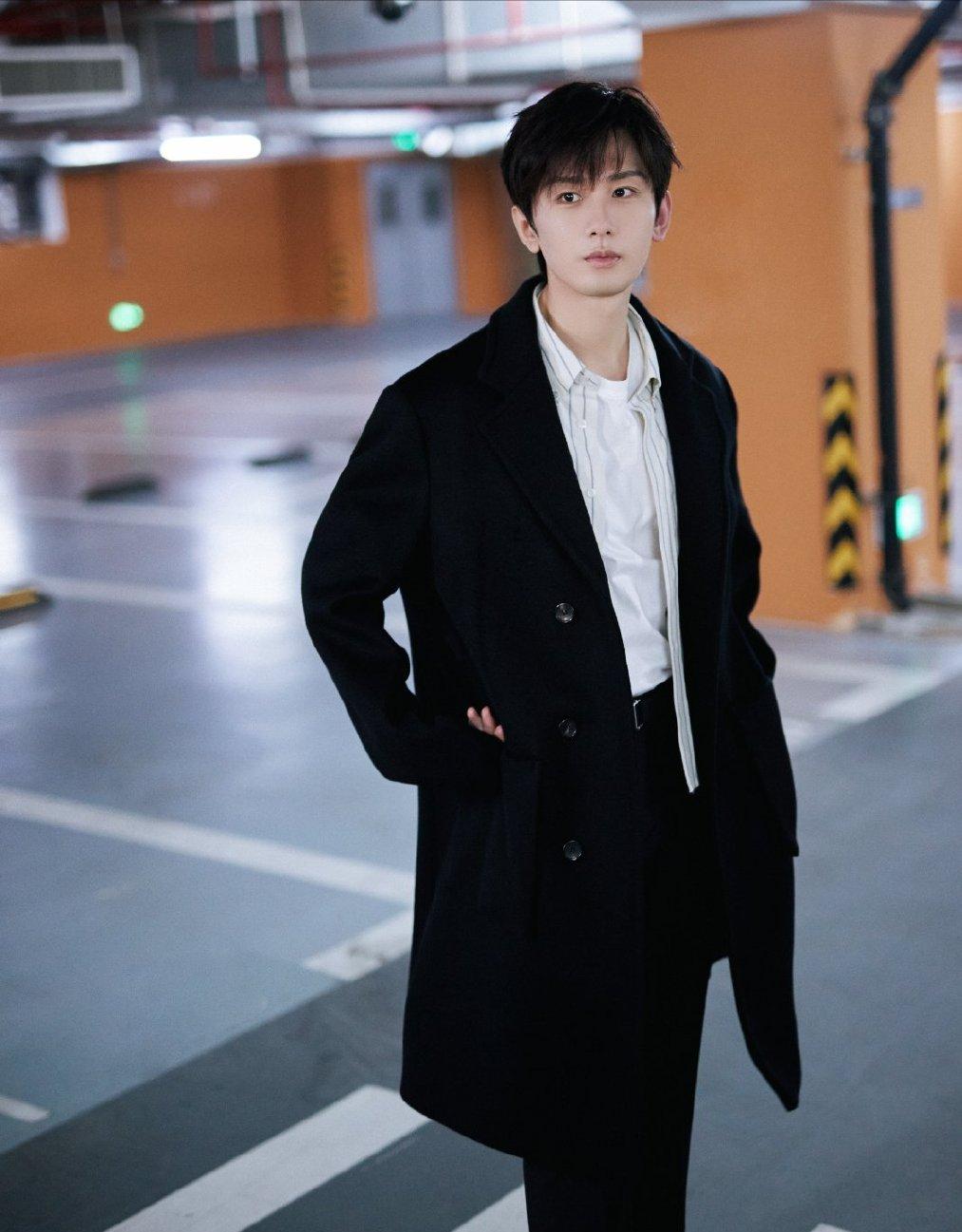 Star Paris Fashion Week Part 2: Cheng Yi's style is similar to Xiao ...