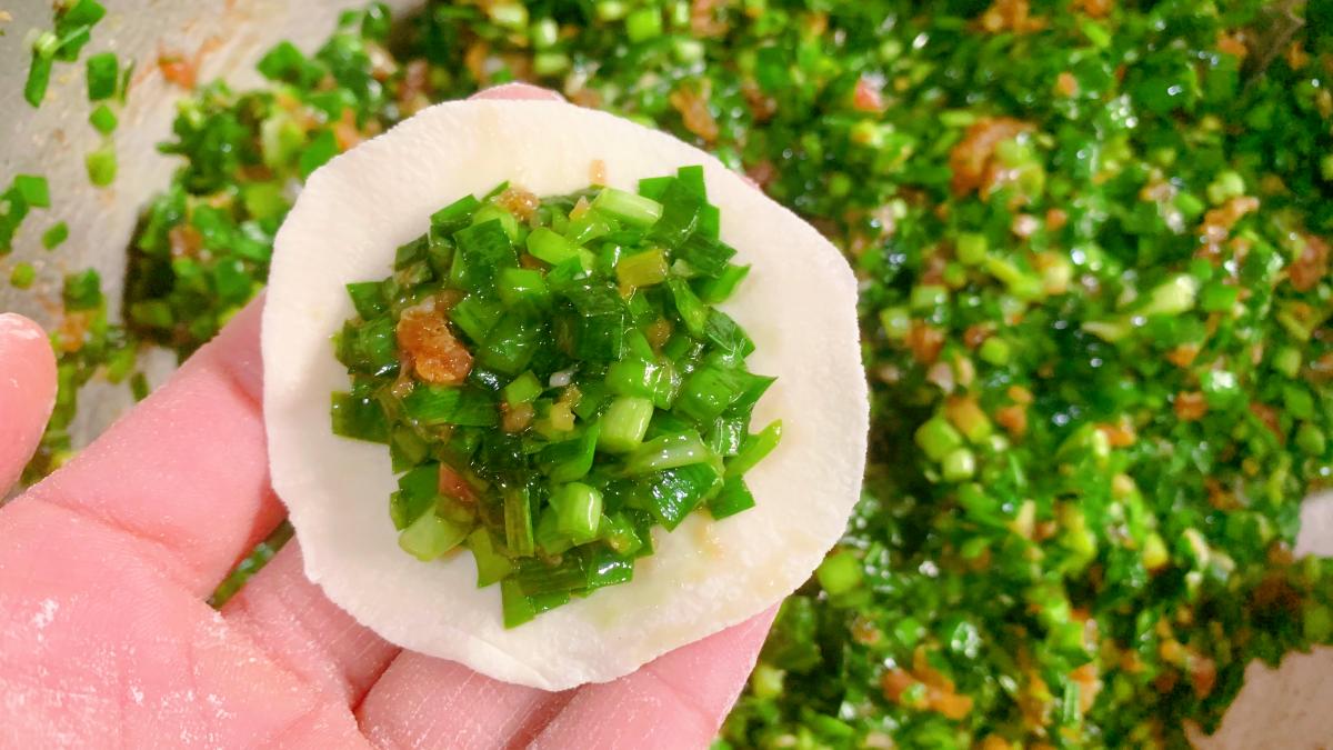 Make dumplings stuffed with leeks, keep in mind "2 don't let go", many ...