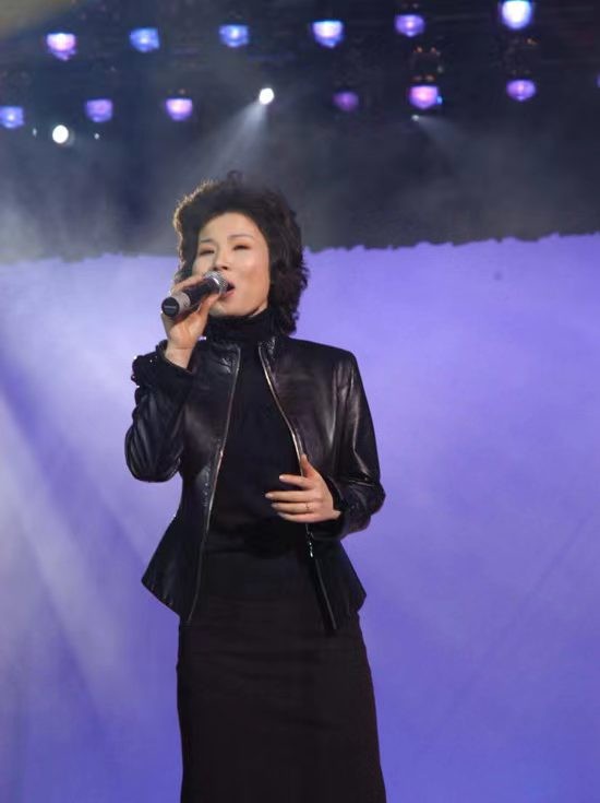 Singer Ye Fan became popular during the Spring Festival Gala, and died ...
