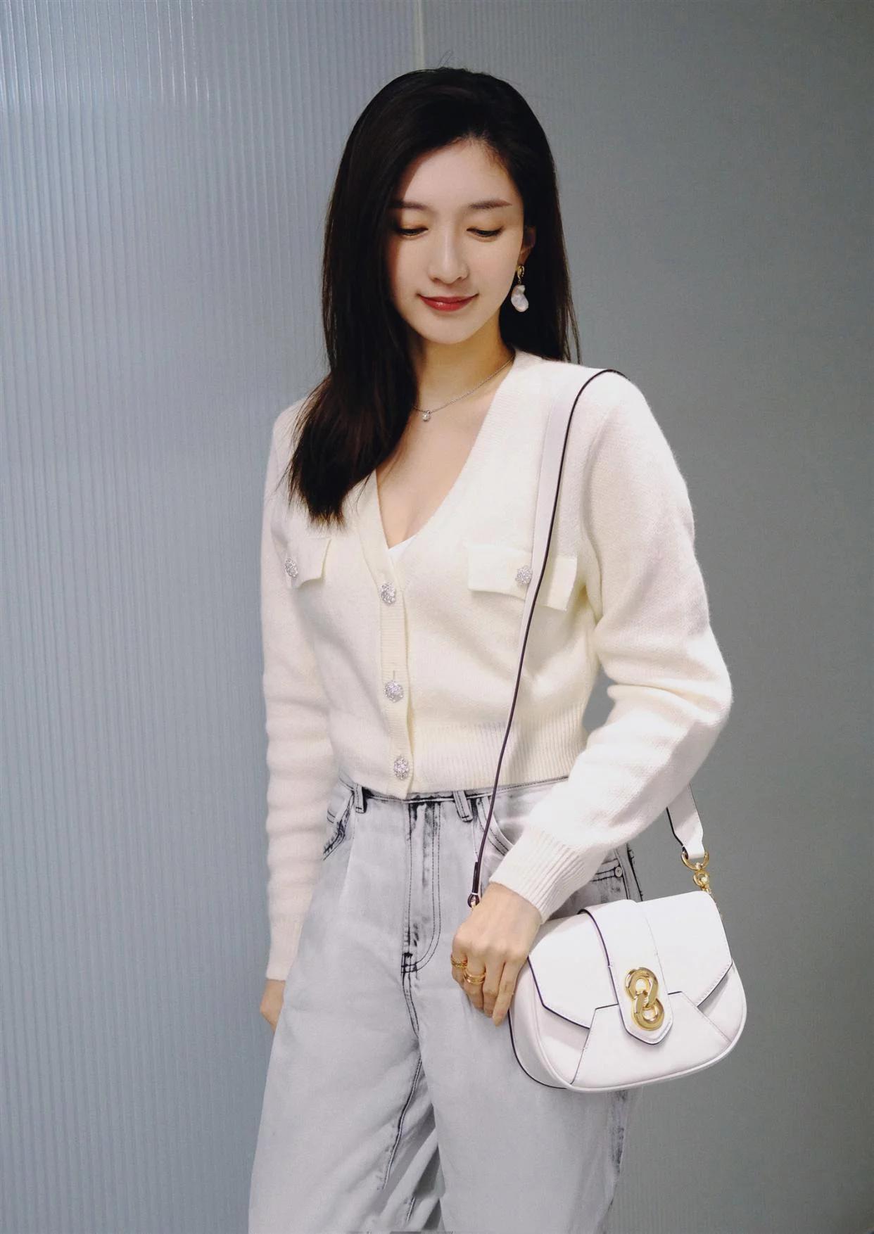 Jiang Shuying's age-reducing outfits are more ladylike. How is "Lin ...