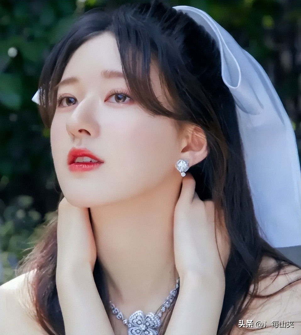 Zhao Lusi‼️ The real face is a flower, all rely on the nose - iMedia