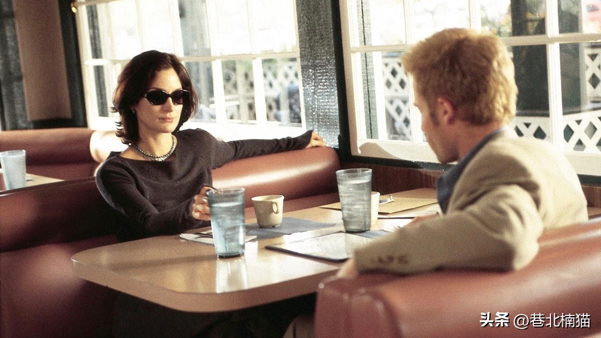 How does the movie "Memento" present the theme in a fragmented ...