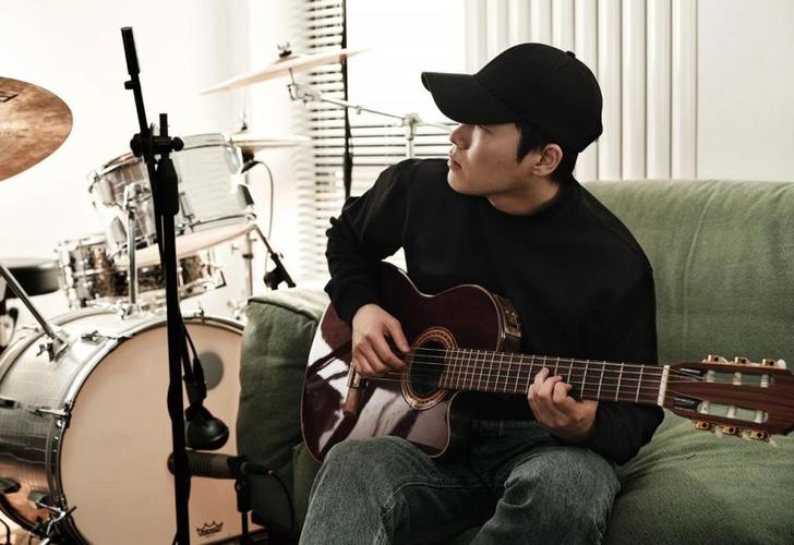 The title song of Liang Bo's first album, the first title song of the ...