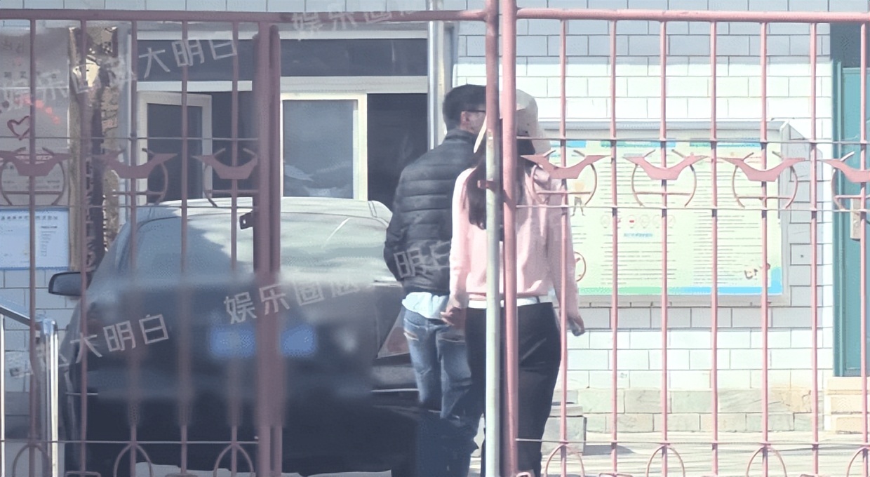 Ye Zuxin was photographed traveling with a girl and they were holding ...