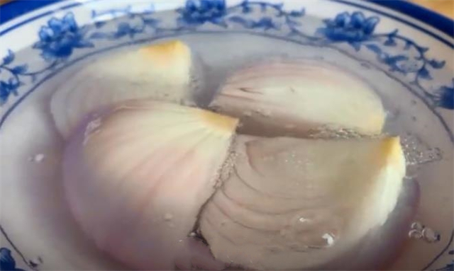 Add an onion to the winter melon, do not fry, stew or braise in soy ...