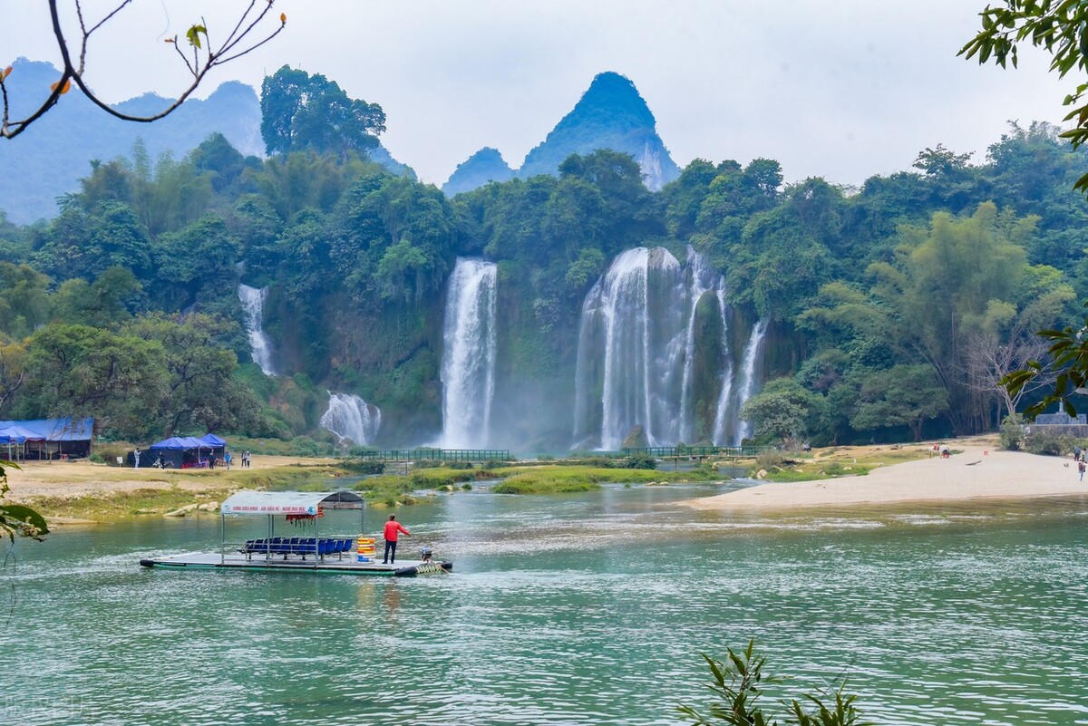 Visit Guangxi Detian Transnational Waterfall with water flow three ...