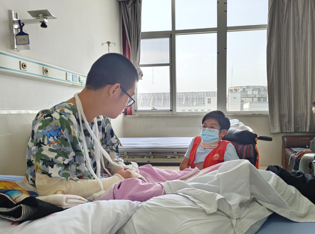 "Porcelain dolls" as fragile as glass, but also sparkle like diamonds ...