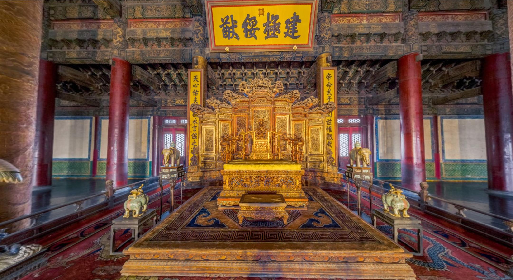 The mysterious and elegant Forbidden City, the architectural layout is ...