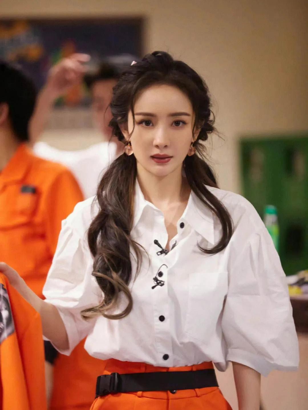 The same is 85 flowers. After the divorce, Zhao Liying had dinner with ...