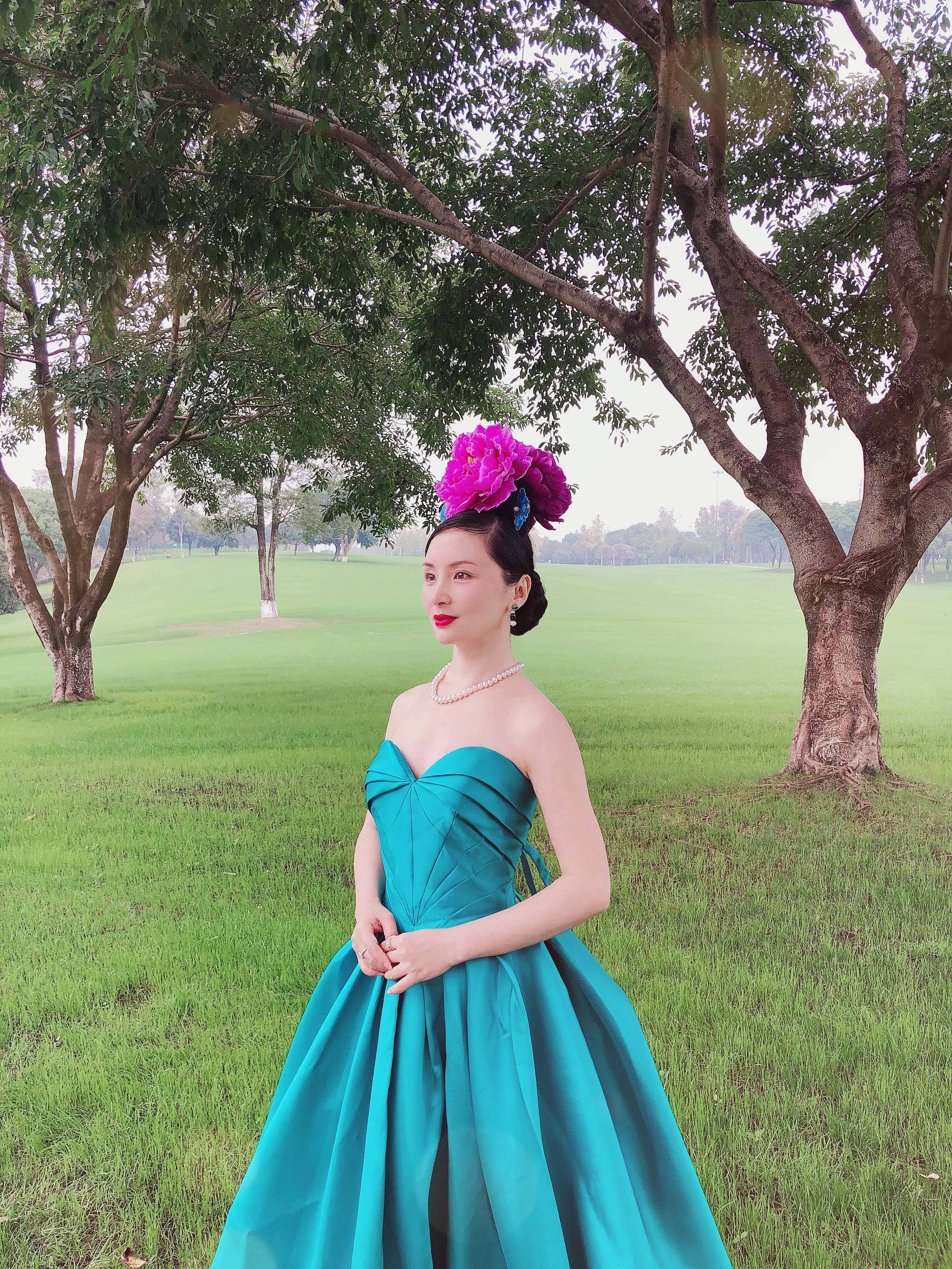 Actor Hongli's birthday photo shows the atmospheric design with good ...