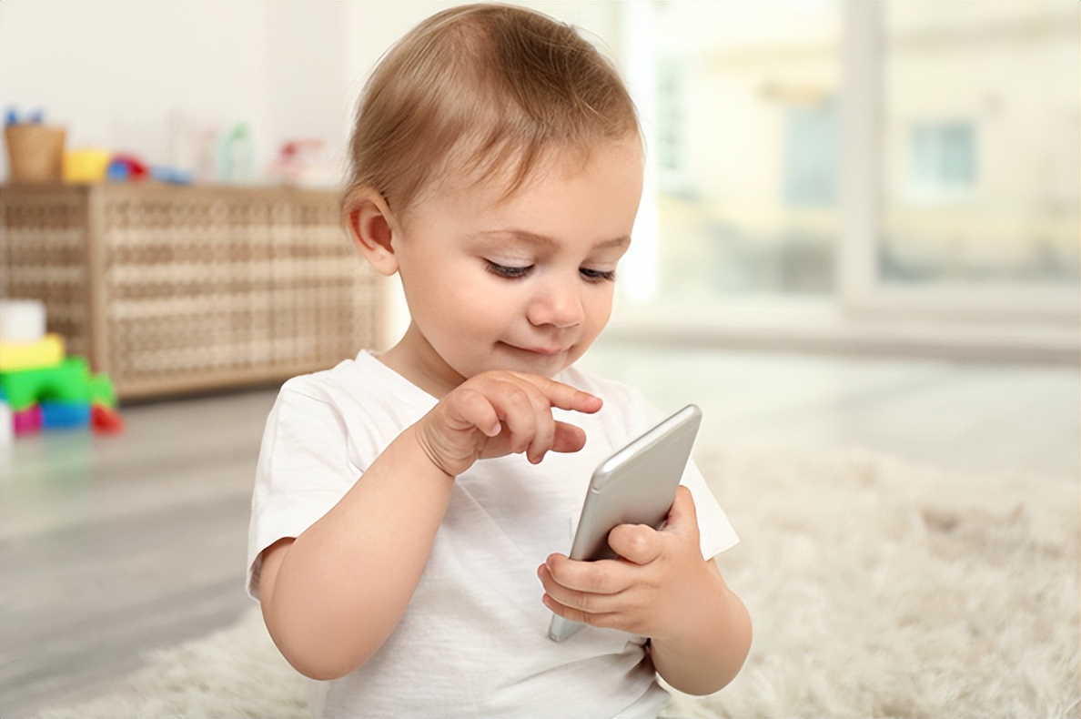 What to do if the baby loves to play with mobile phones? - iNEWS