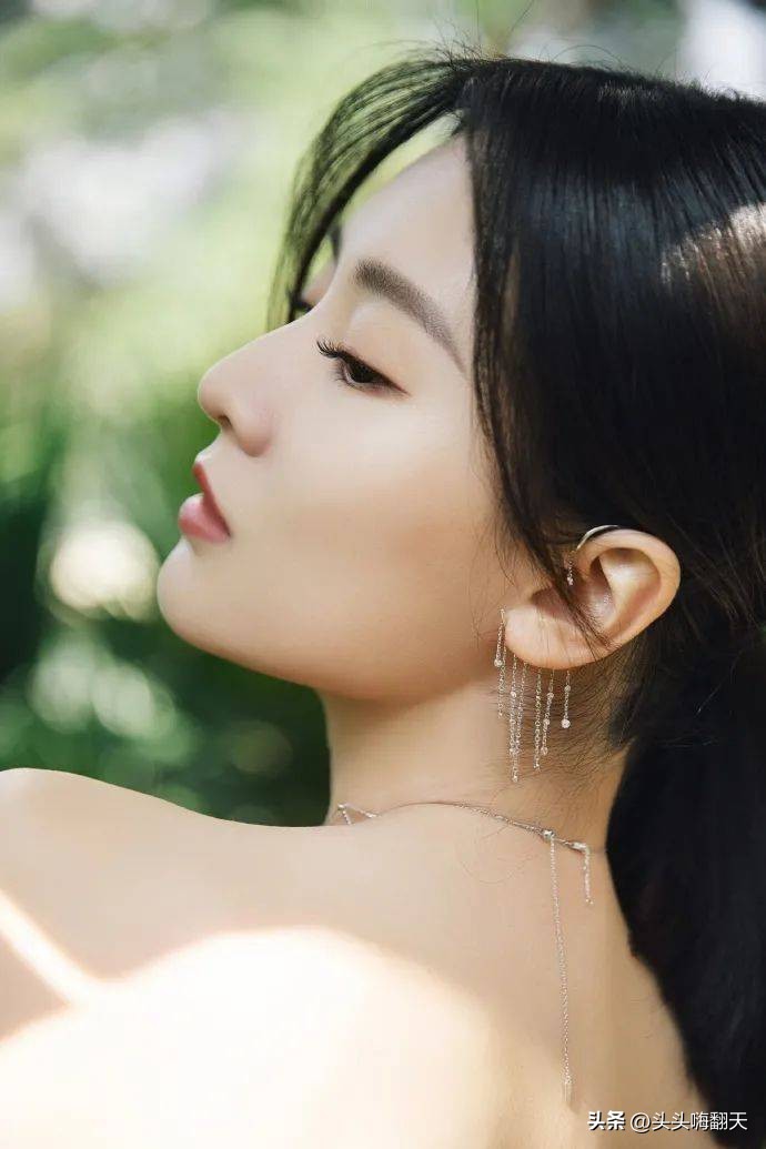 Qiao Xin wears a white tube top dress with beautiful shoulders!Ice ...