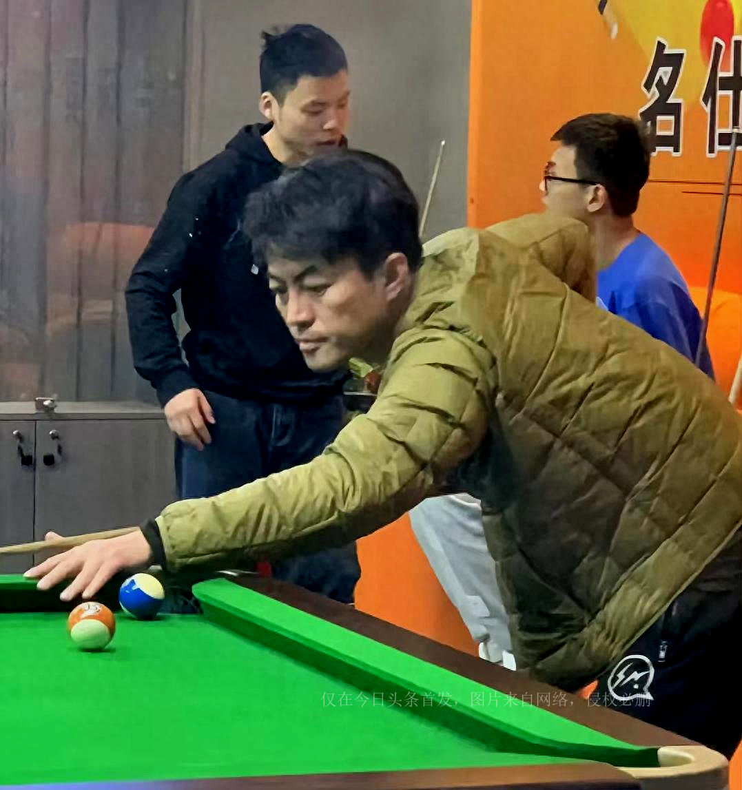 After "The Knockout" became famous, Tang Xiaolong appeared in a billiards hall with sharp eyes ...