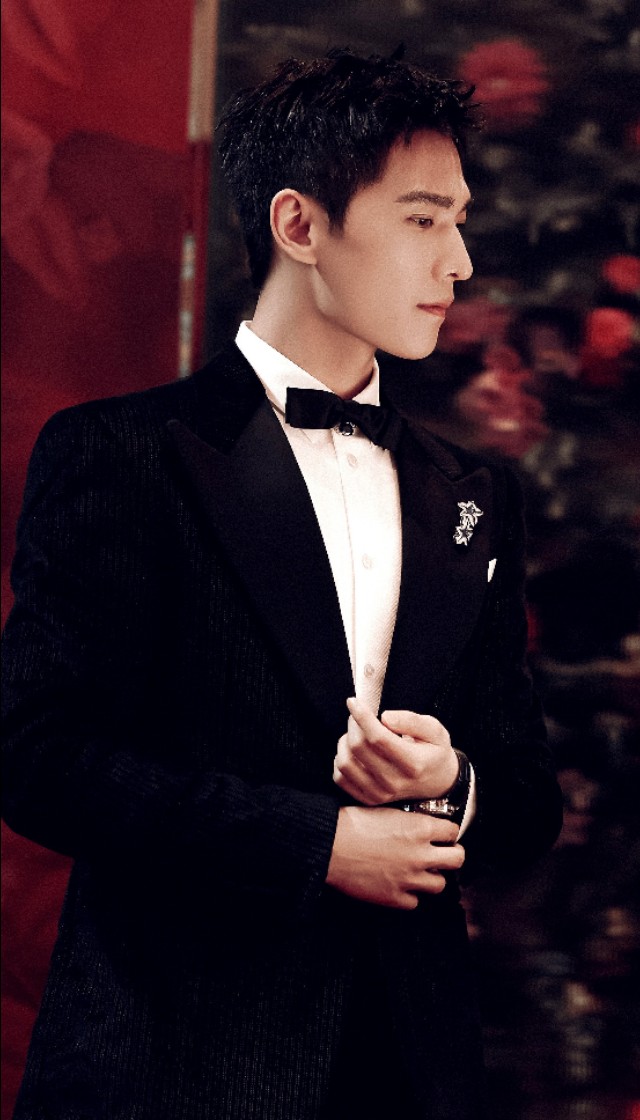 Photo of Yang Yang's handsome suit - iNEWS