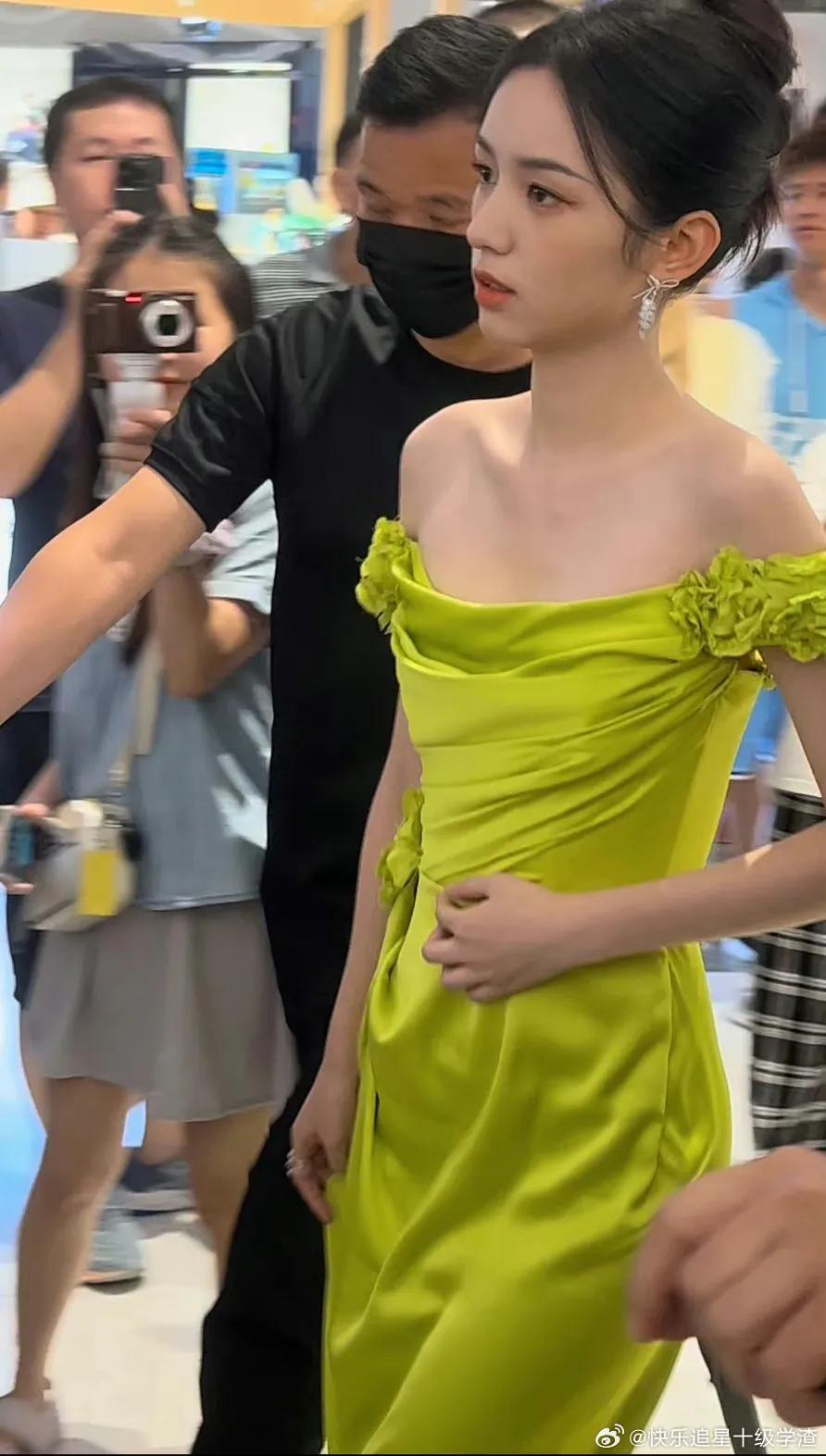 Zhou Ye's green tube top and long skirt - iNEWS