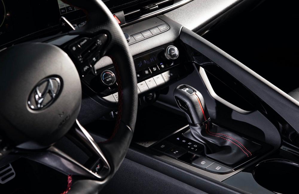 Does turning the steering wheel with one hand affect driving safety ...