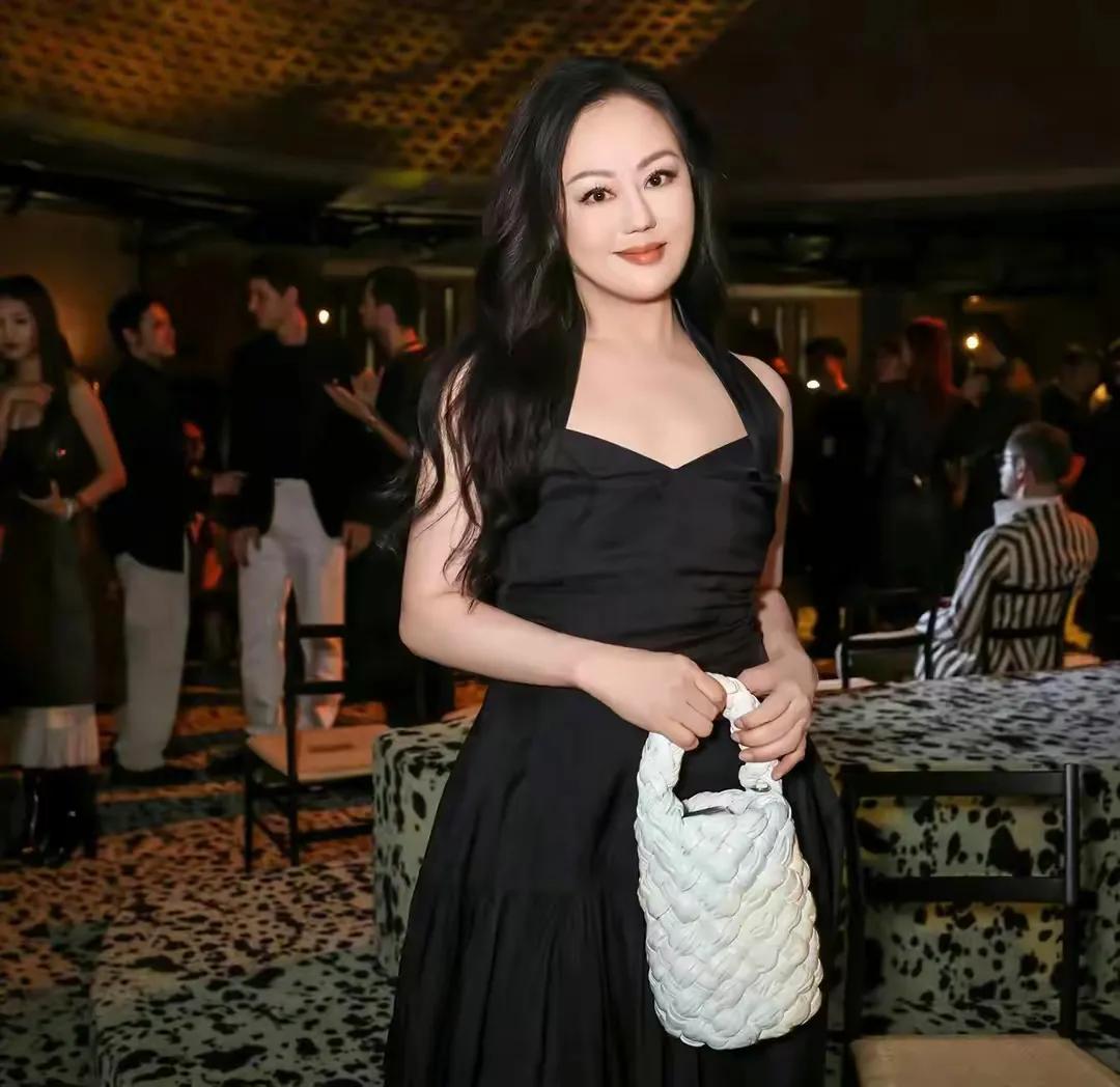 The recent photos of celebrity Zhang Xiaohui were exposed, and her fat body became the focus ...