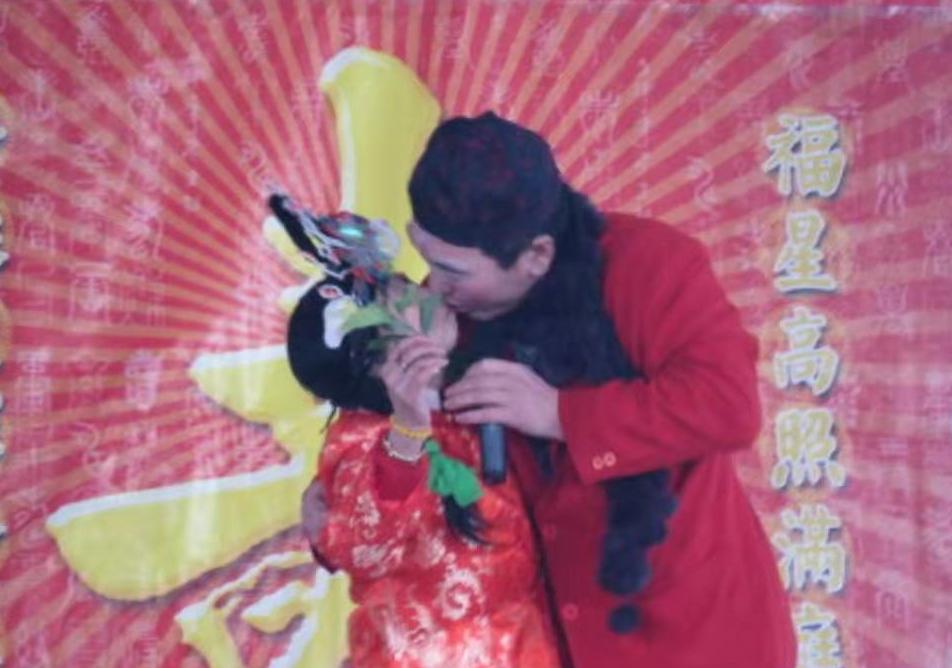 85-year-old Ma Yuqin and Li Yucheng perform in business, kissing on the ...