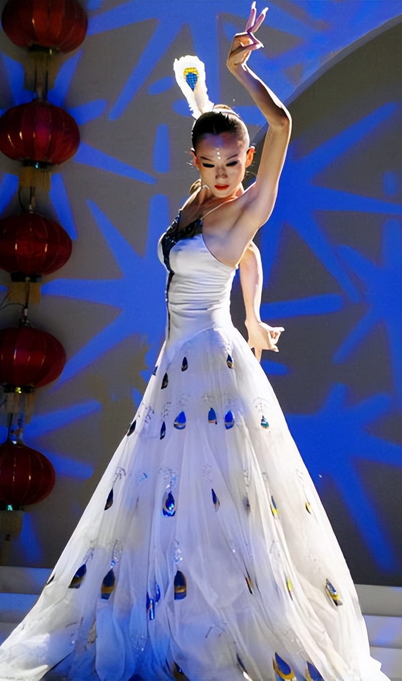 Yang Liping's new dance "Naked", touching the lower body and expressing ...