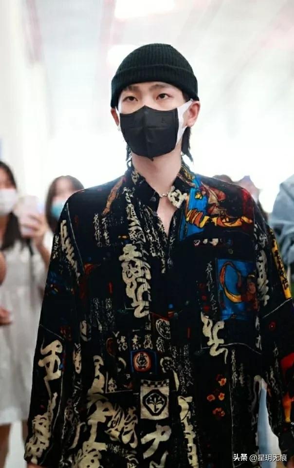 Zhou Zhennan appeared in Beijing airport with a printed shirt and black ...