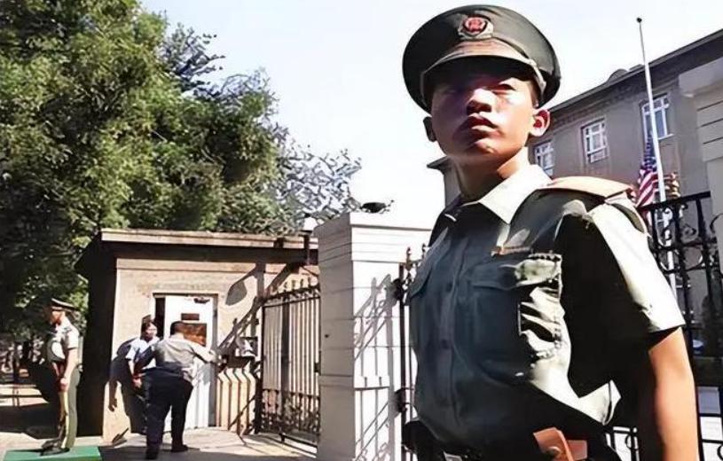 Why are Chinese soldiers standing guard with guns in front of the US ...