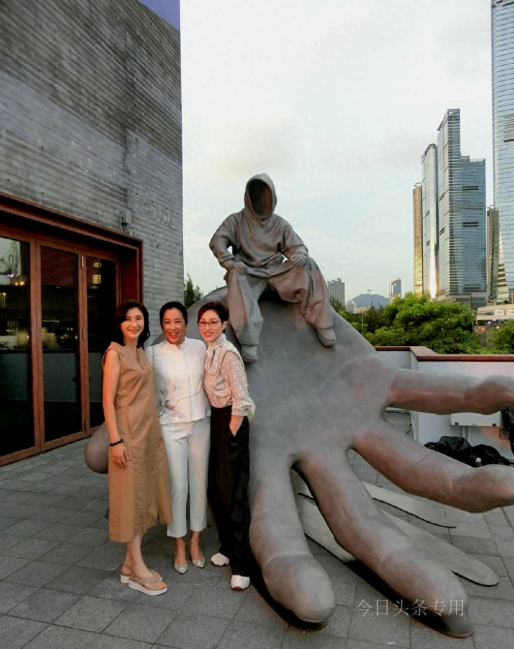 Mother-in-law Guo Jingjing participated in Andy Lau's art exhibition ...