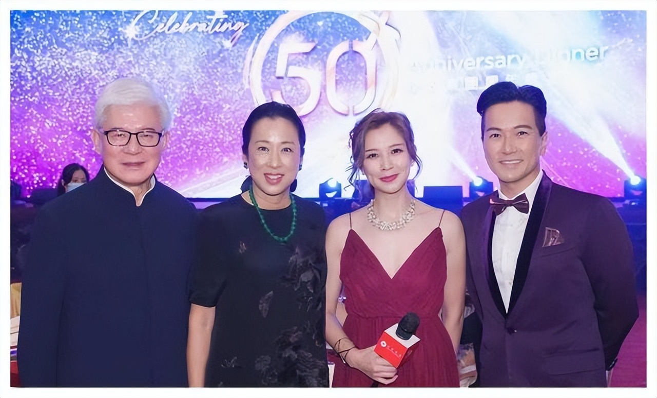 Lingling Zhu accompanied her second husband to attend the group ...