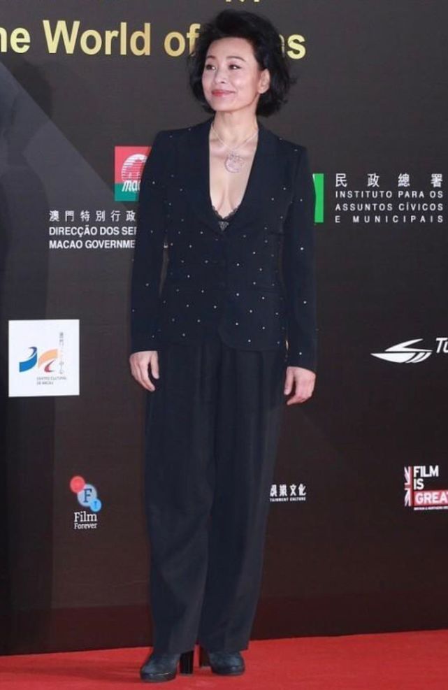 Chen Chong is really getting older and more beautiful, wearing a suit ...