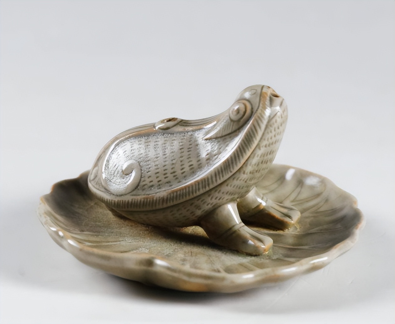 Small ceramic inkstone drops contain historical traces, in the ...