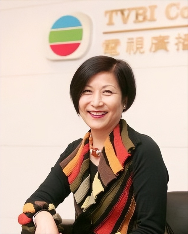 Jiang Meiyi bent down to toast Zeng Lizhen——Because of the pain, she ...