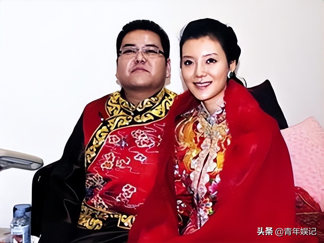 40-year-old Che Xiao celebrates her birthday by the sea, wearing a red ...