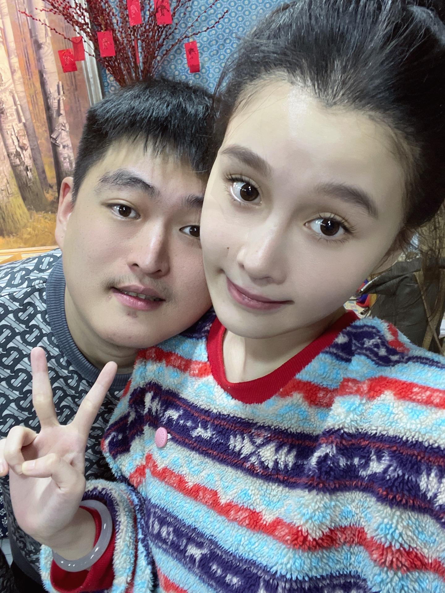 65-year-old Zhao Benshan made a rare appearance, took a happy photo ...