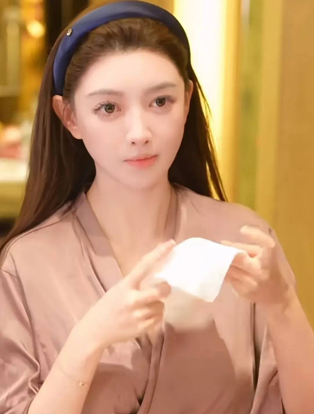 Ye Ke's past was exposed. She was a host, 15 years younger than Huang ...