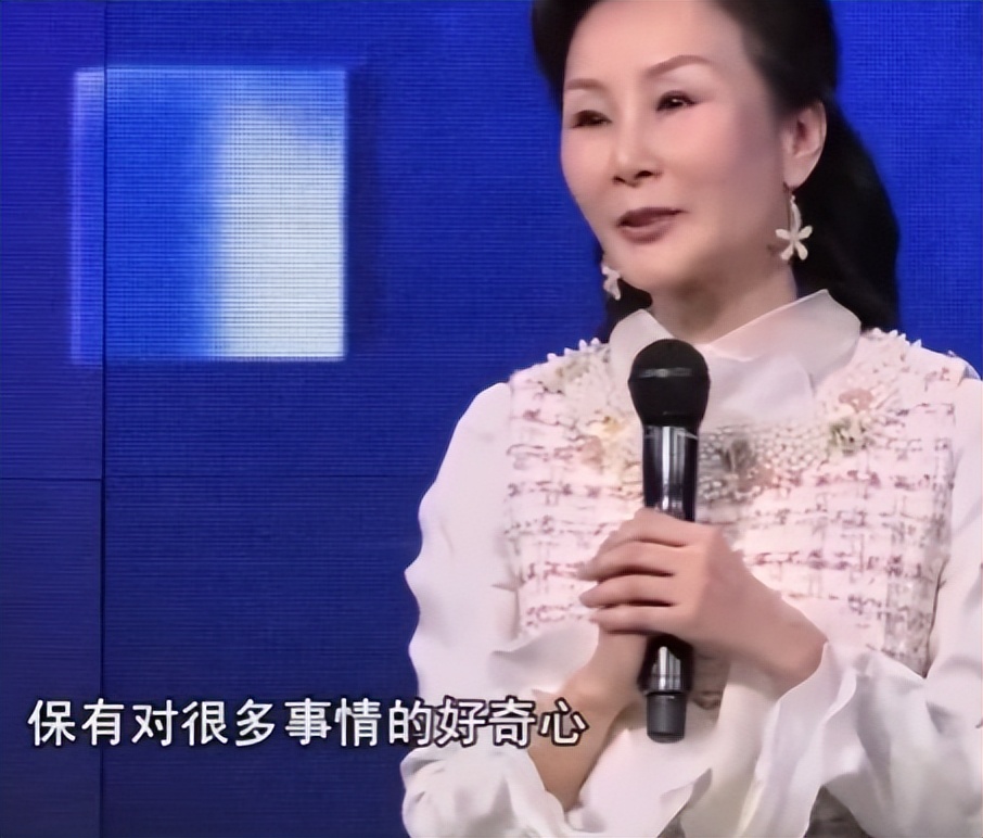 Aunt Xue Rui, 62, is playing in a swimsuit!The slender skin of the legs ...