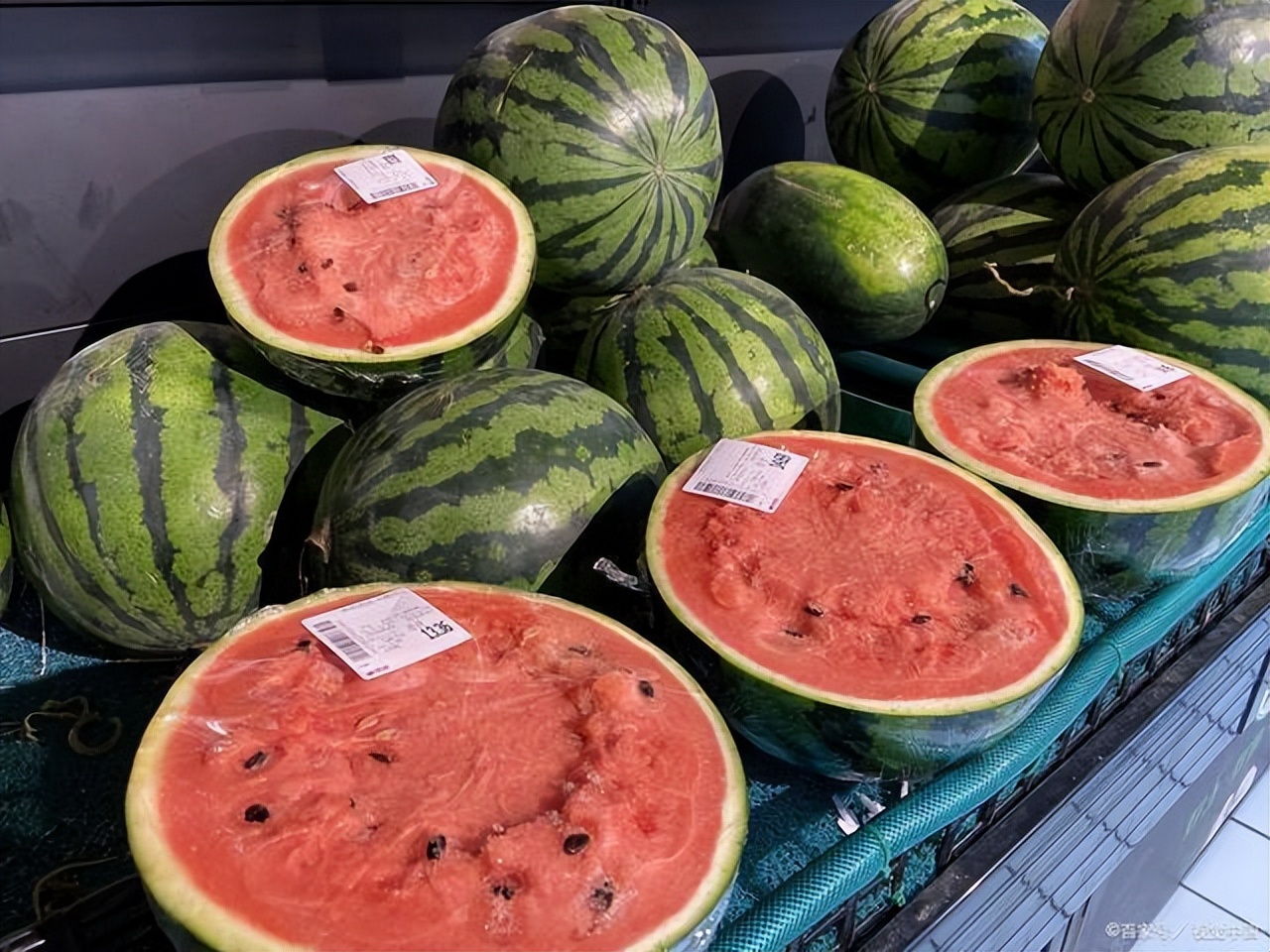 Why do fruit shops like to sell watermelons in half? There are mainly 3 ...