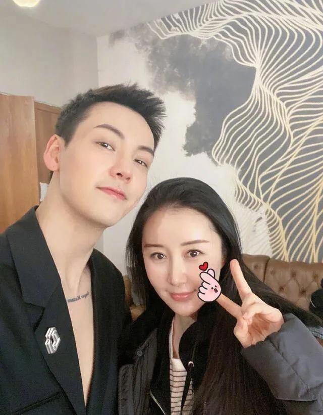 Shu Chang and Chen Weiting took a photo after a long time, and Shu Chang's face became more and ...