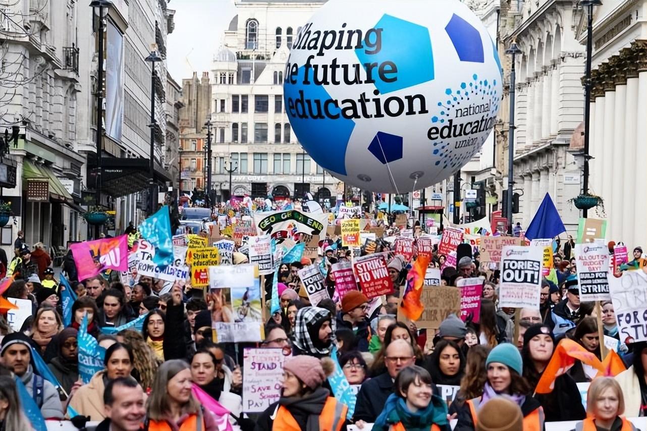 Don't Compare European Strikes with Chinese Society - iNEWS