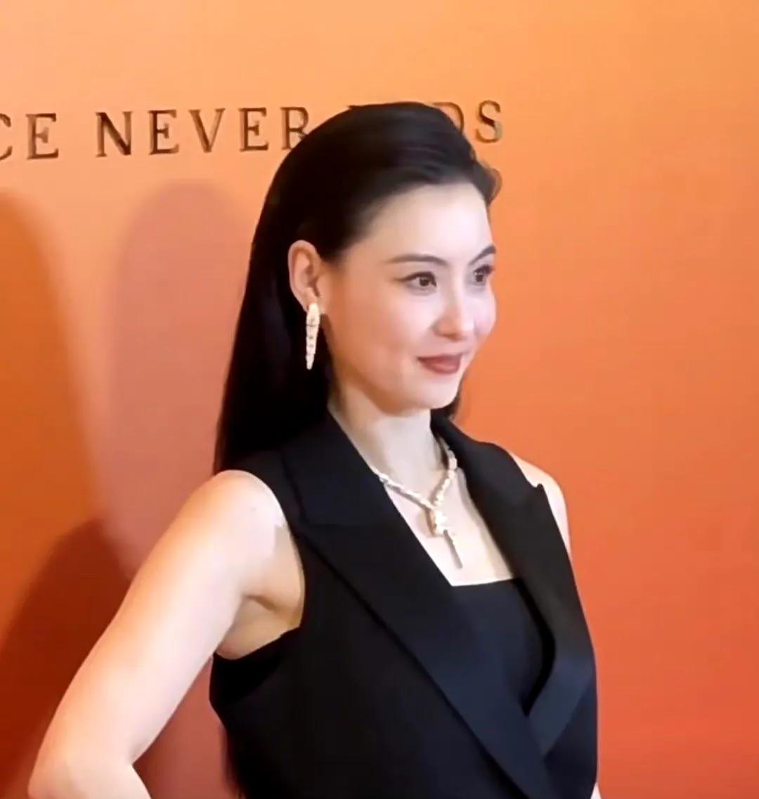Cecilia Cheung and Zhao Lusi are in the same frame, they are both ...