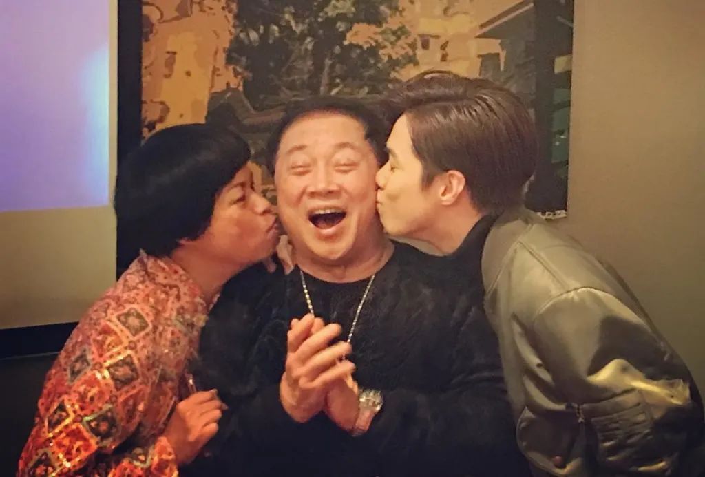 The Emperor's male singer took his parents on a trip for the first time ...