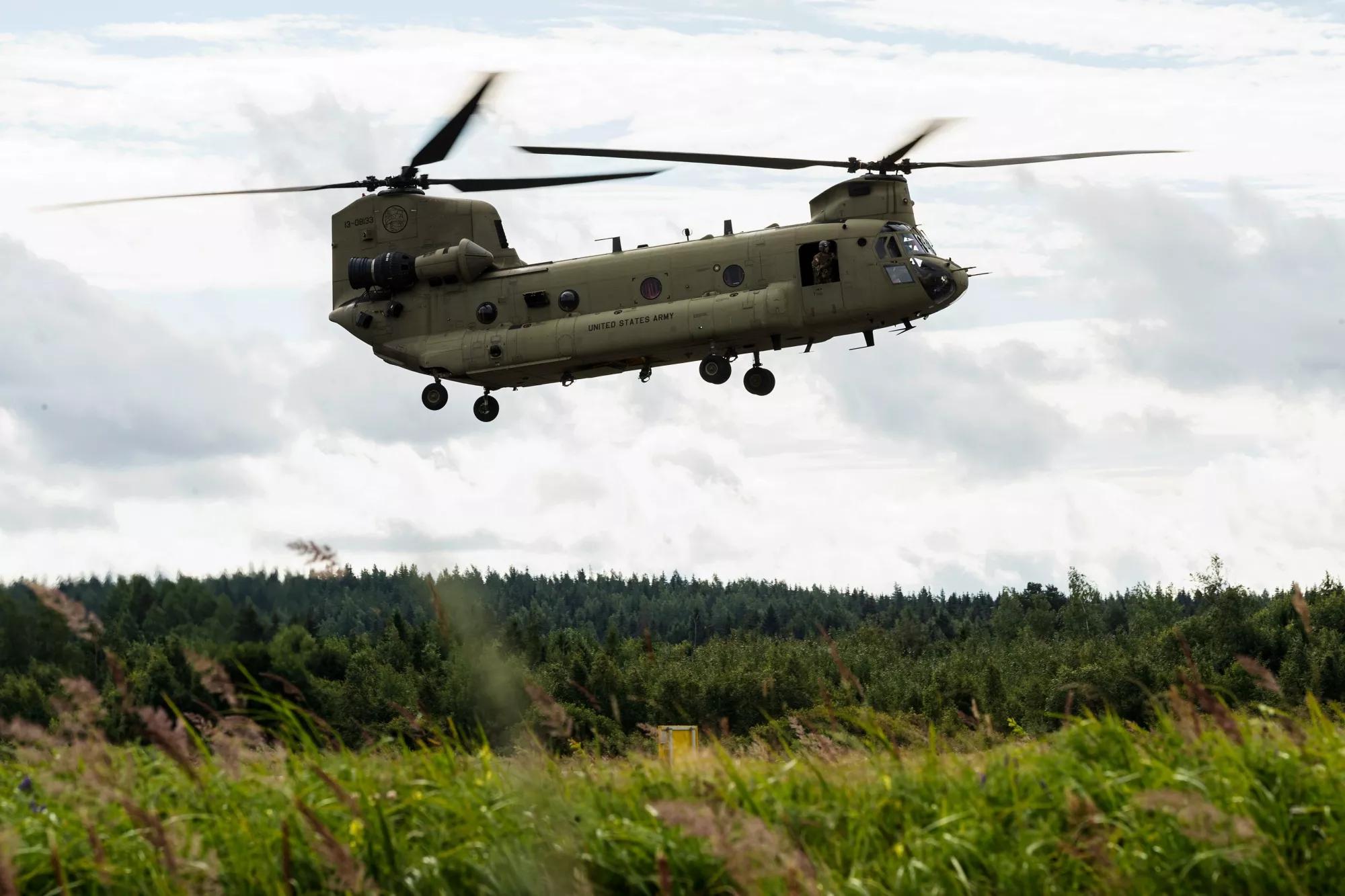 The American CH-47 Chinook has a very strong carrying capacity, and ...