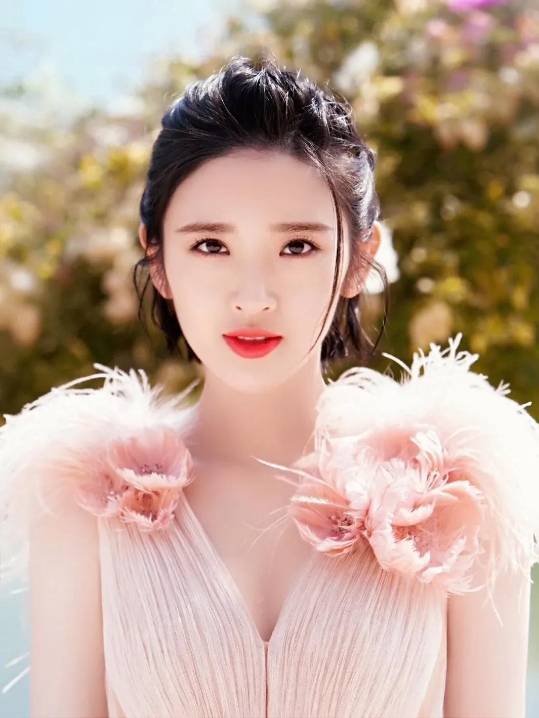 Tang Yixin: The beauty is absolutely stunning - iNEWS