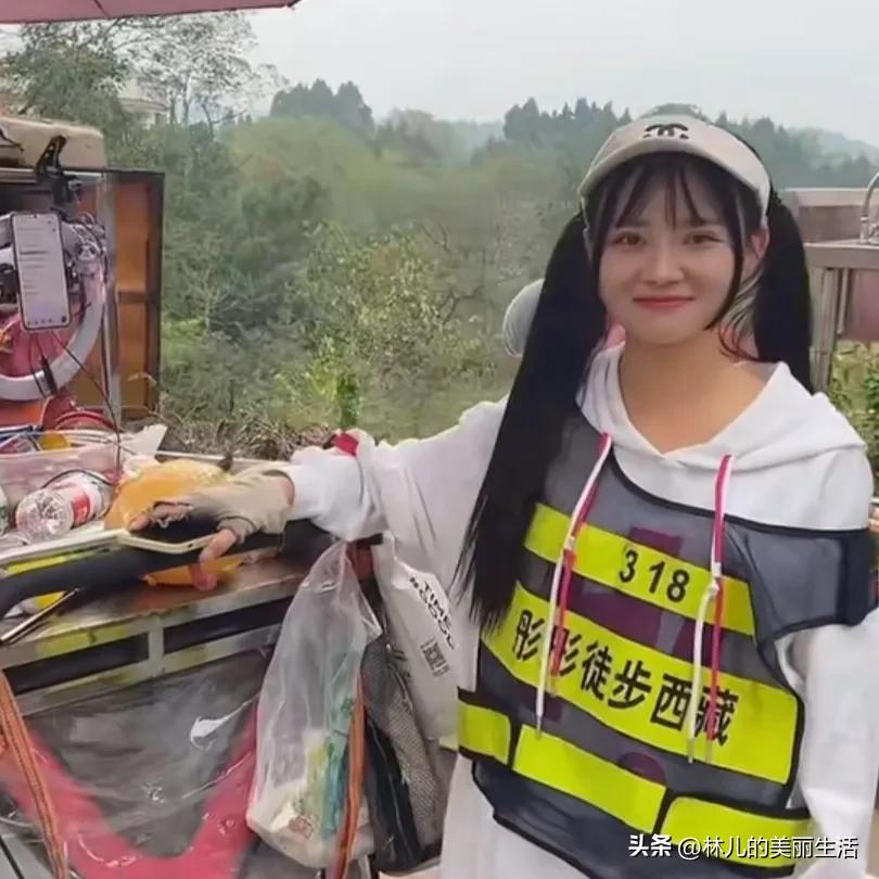 A beautiful 21-year-old girl trekked 3,000 kilometers from Wenzhou to ...