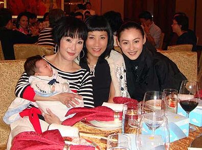 When Nicholas Tse's mother, Deborah, had a birthday, Faye Wong gave a ...