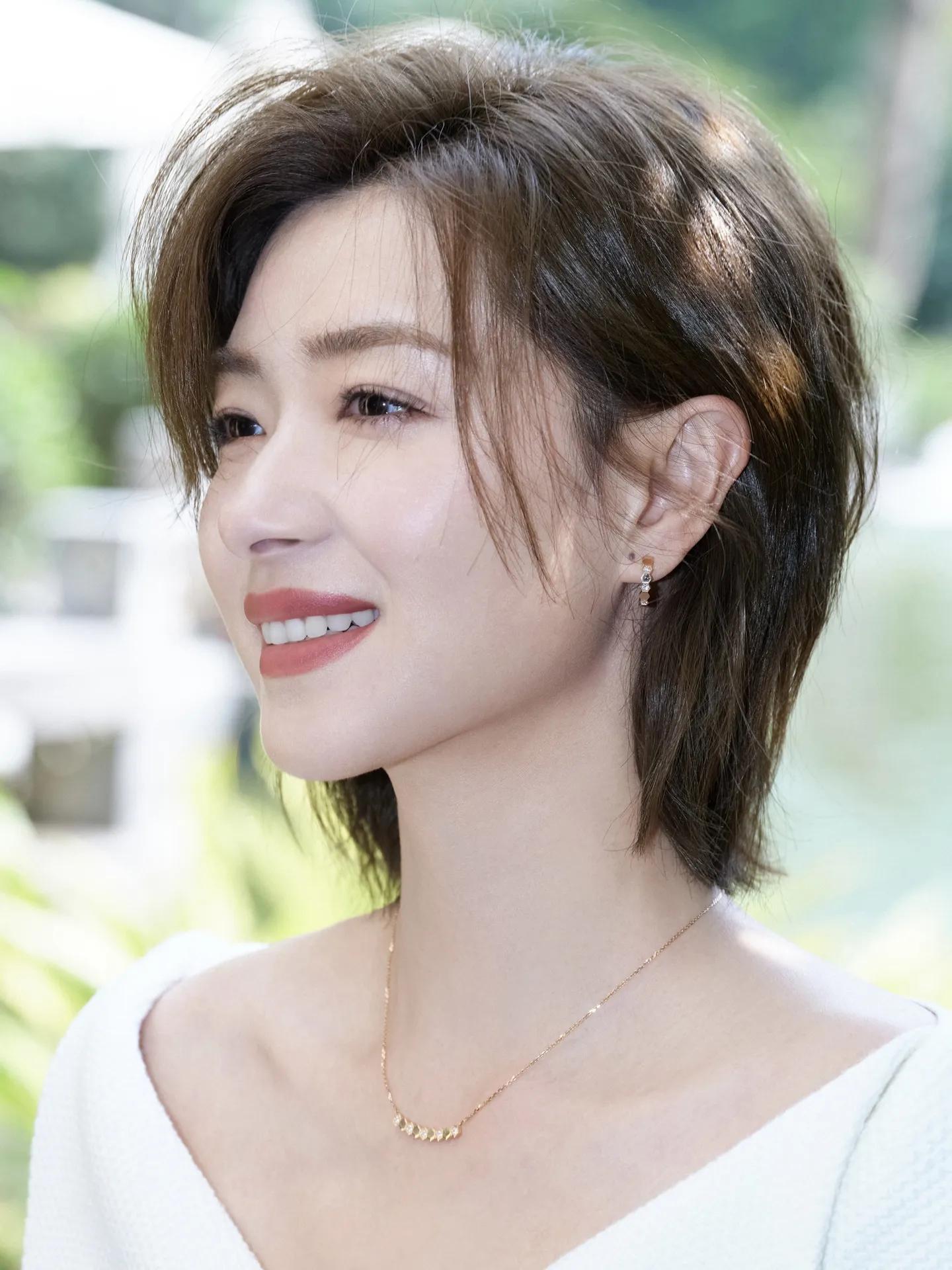 Wanqian's beauty is like the morning dew, crystal clear and fascinating ...