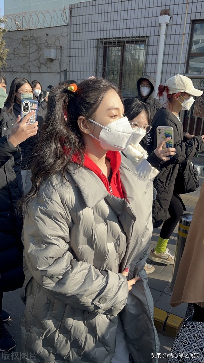 Zhang Yuqi appeared in the third row of the CCTV Spring Festival Gala ...