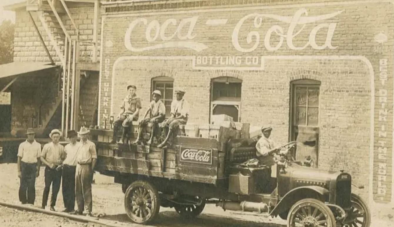 What did the Coke transporter look like 100 years ago? - iNEWS
