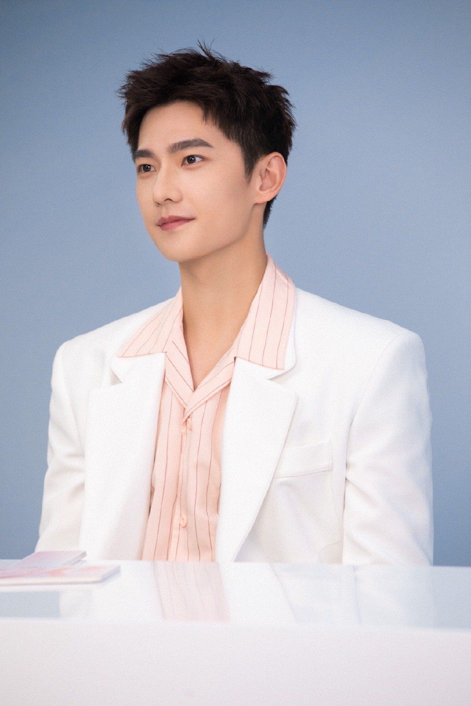 Fairy looks! Photos of Yang Yang's white suit event released - iMedia