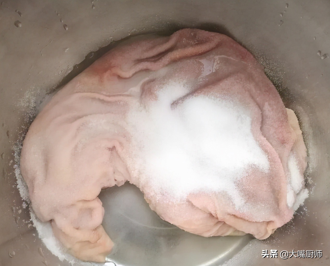 When washing pork belly, don't use alkali and vinegar, replace it with ...