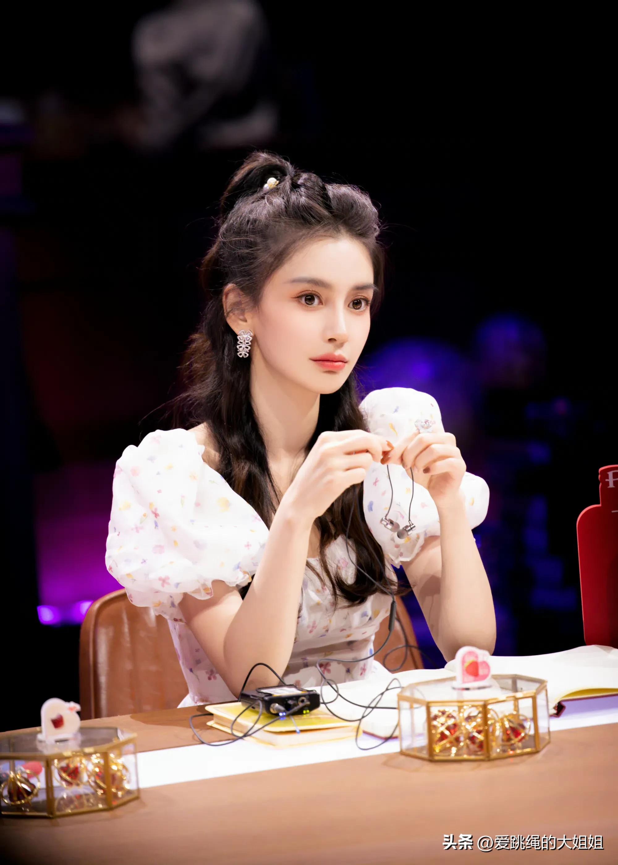 Fresh and lovely girl Yang Ying - iNEWS