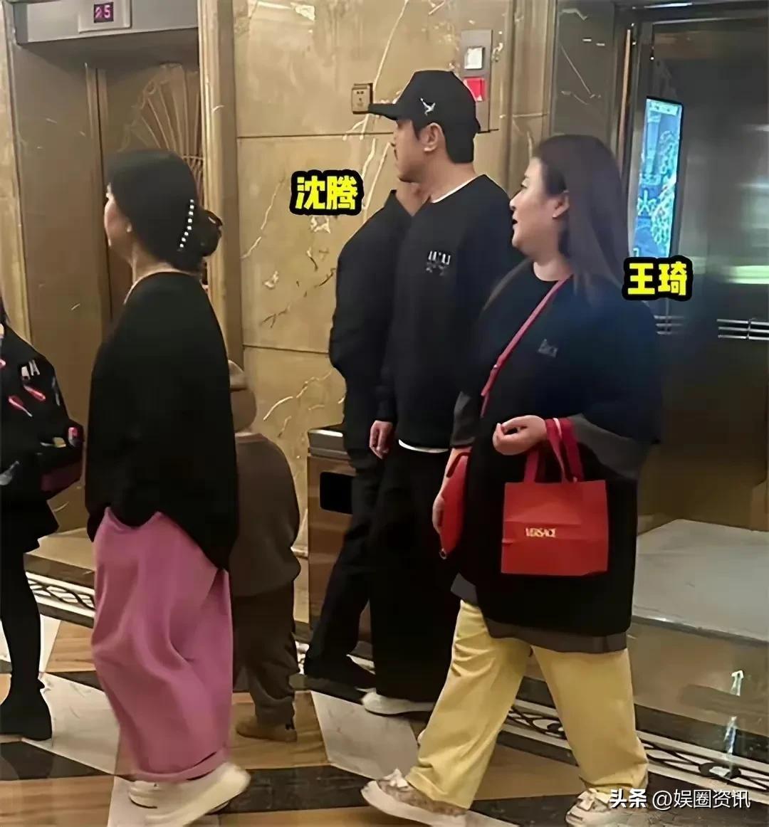 Shen Teng and his wife Wang Qi attended the wedding together in couple outfits. There are ...